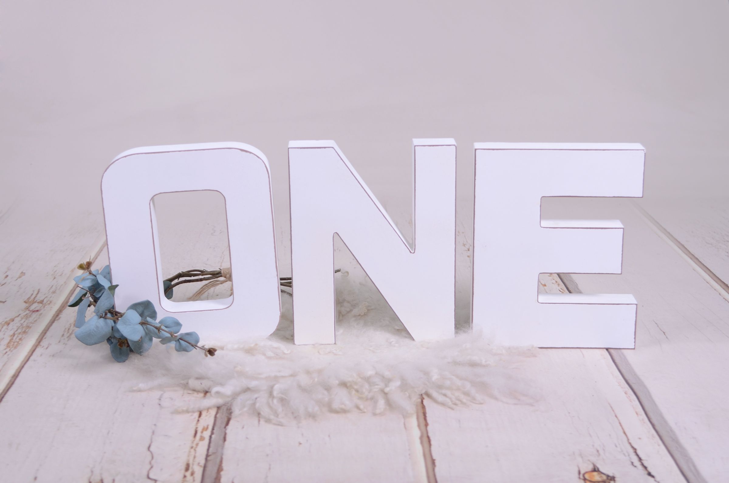 Letras ONE blanco 31 cm